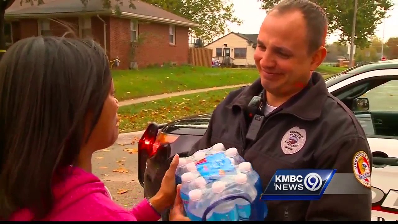Woman brings officer to tears with gift of food, water - YouTube