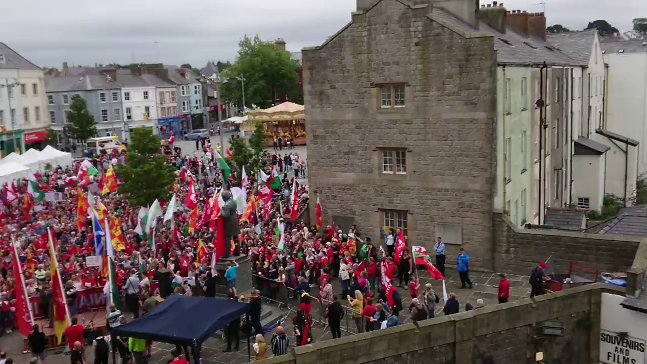Welsh Anthem at Independence March in Caernarfon - YouTube