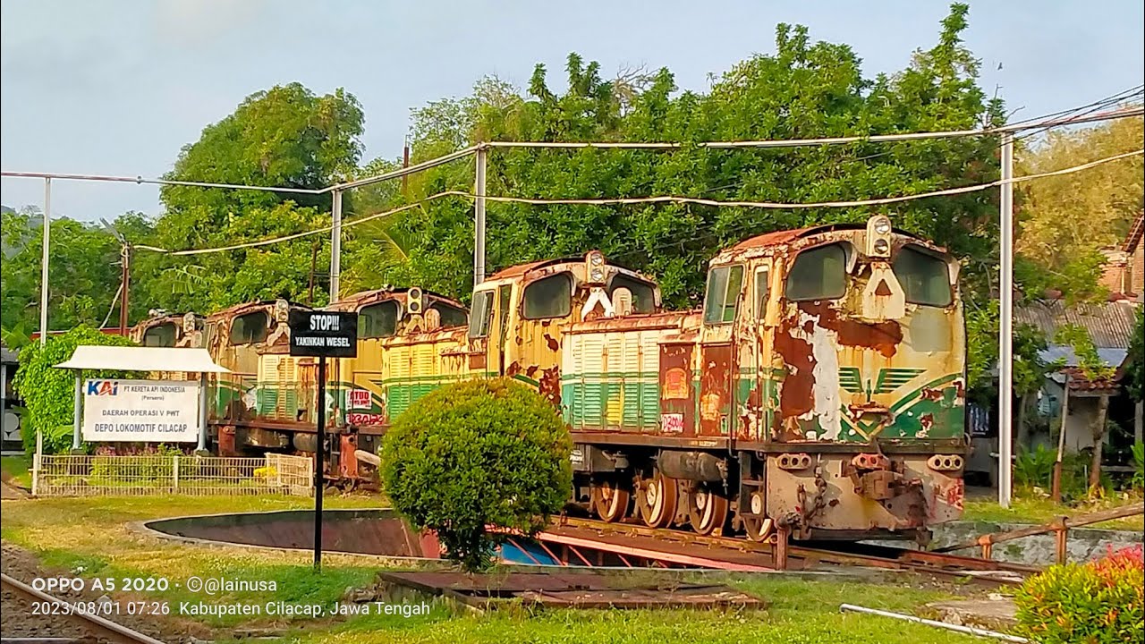 Progress Perucatan Lokomotif BB 301 dan BB 300 di Stasiun Cilacap - YouTube