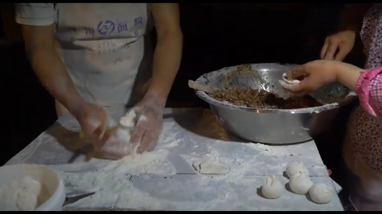 Steamed dumplings(小笼包子)-Chinese street food- steamed pork bun!#29 - YouTube