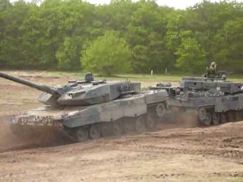Leopard 2A6 tank in actie tijdens grote demonstratie Landmachtdagen ...