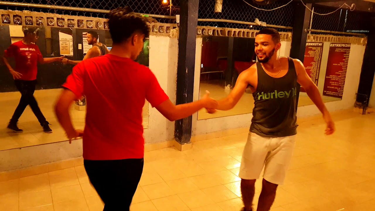 2 Chicos Bailando Cumbia ESTILO UNICO (Alexs Dancers y Mjares) - YouTube