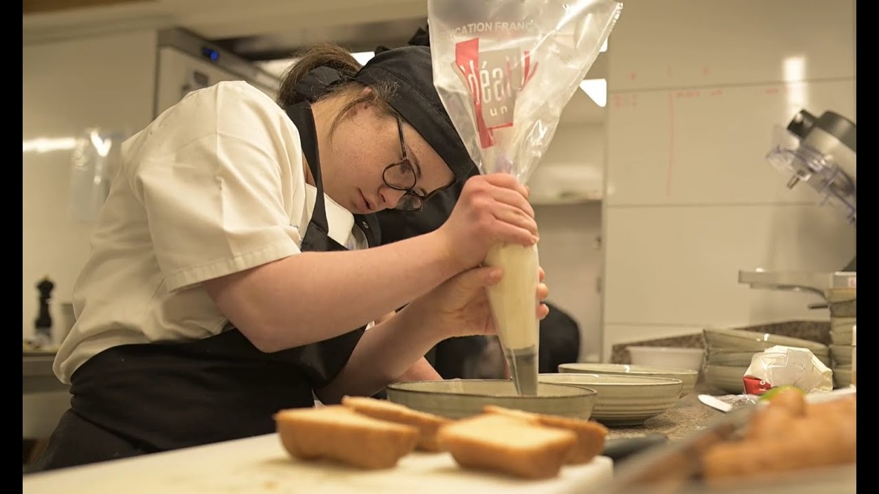 Un restaurant (pas) comme les autres - YouTube