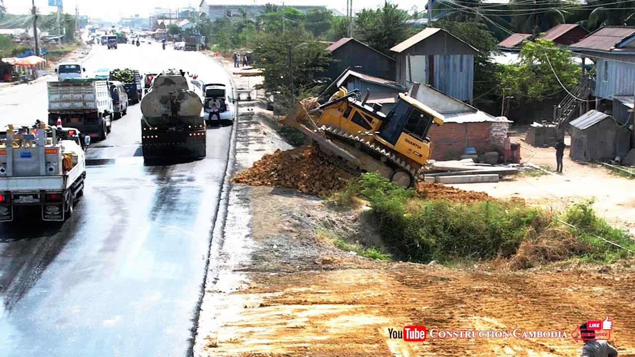 Best Action Bulldozer Shantui DH17C2 Pushing Soil and Trucks China ...