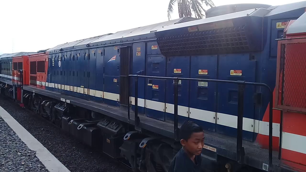 Start mesin lokomotif EMD GT38ACE (CC205) - YouTube