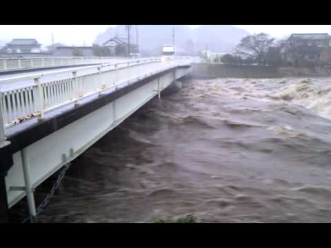 可児川の堤防が決壊しそうです。The banks of the kani river is likely to collapse. - YouTube