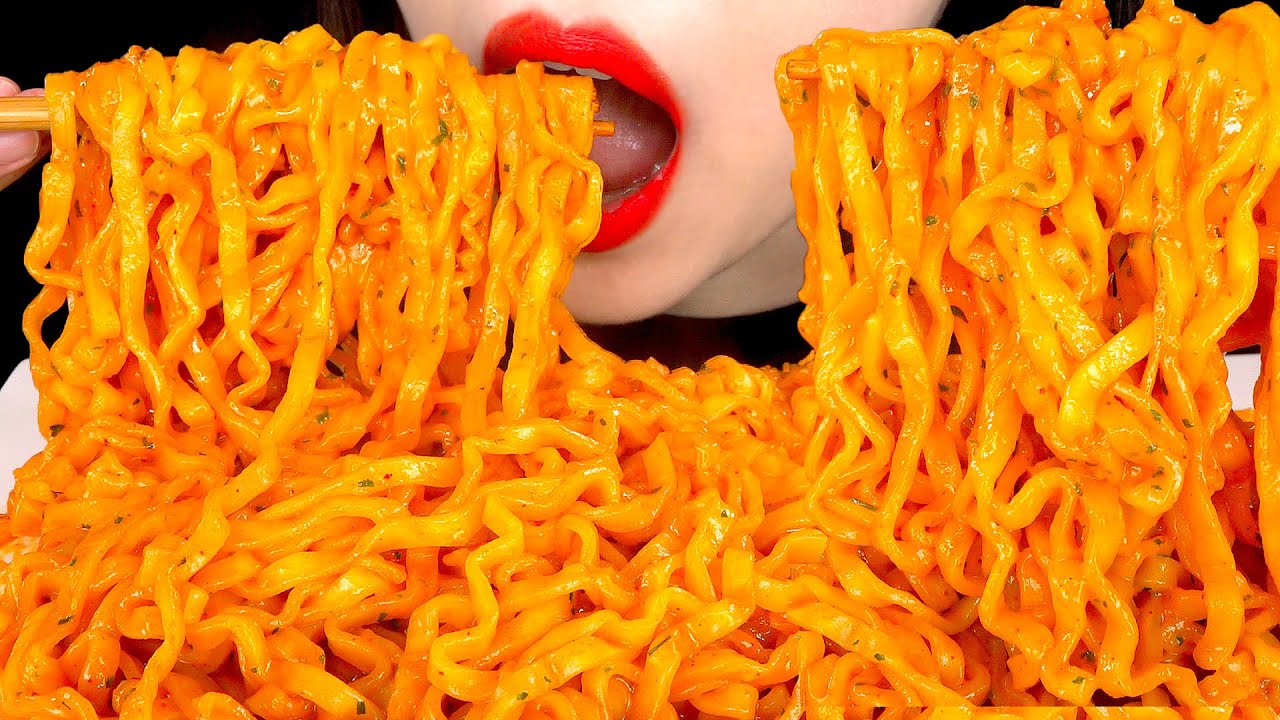 ASMR SPICY CARBO FIRE NOODLES 까르보불닭볶음면 먹방 MUKBANG EATING SOUNDS 咀嚼音 | ZOEY ASMR - YouTube
