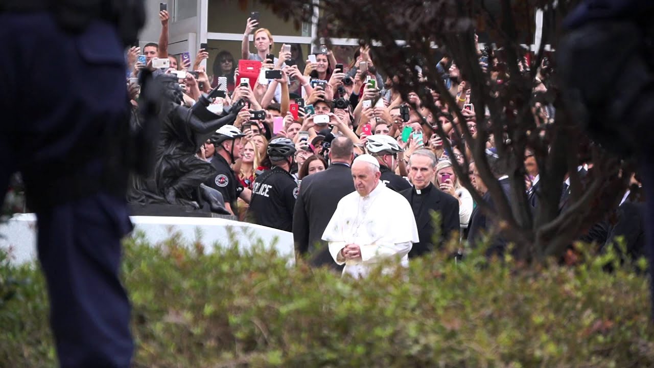 Pope blessing the statue at SJU - YouTube