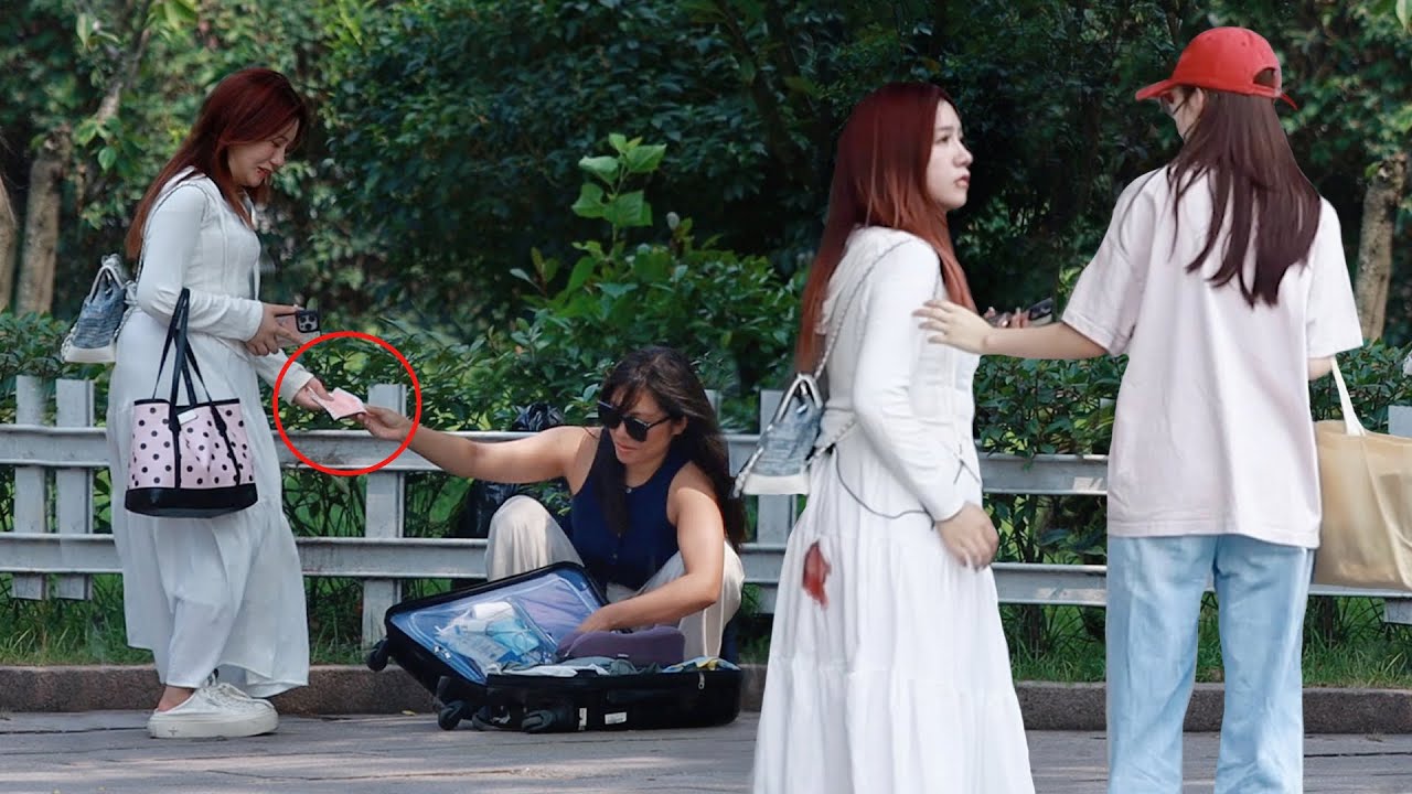 Girl's Skirt Stained on Her Period | Social Experiment “姐姐，我们走你后面”看到生理期 ...
