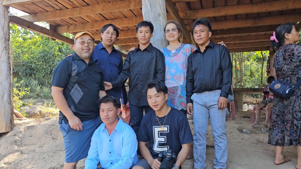 phob meb yuav khaub ncaws rau cov tij laug lawv zoo siab heev li 24 ...