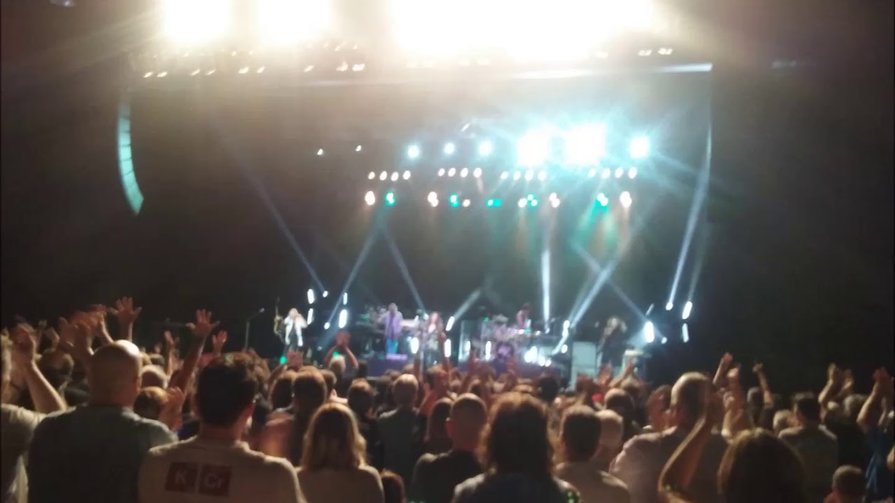 Yes Live: 2/19/88 - Houston - Roundabout - YouTube