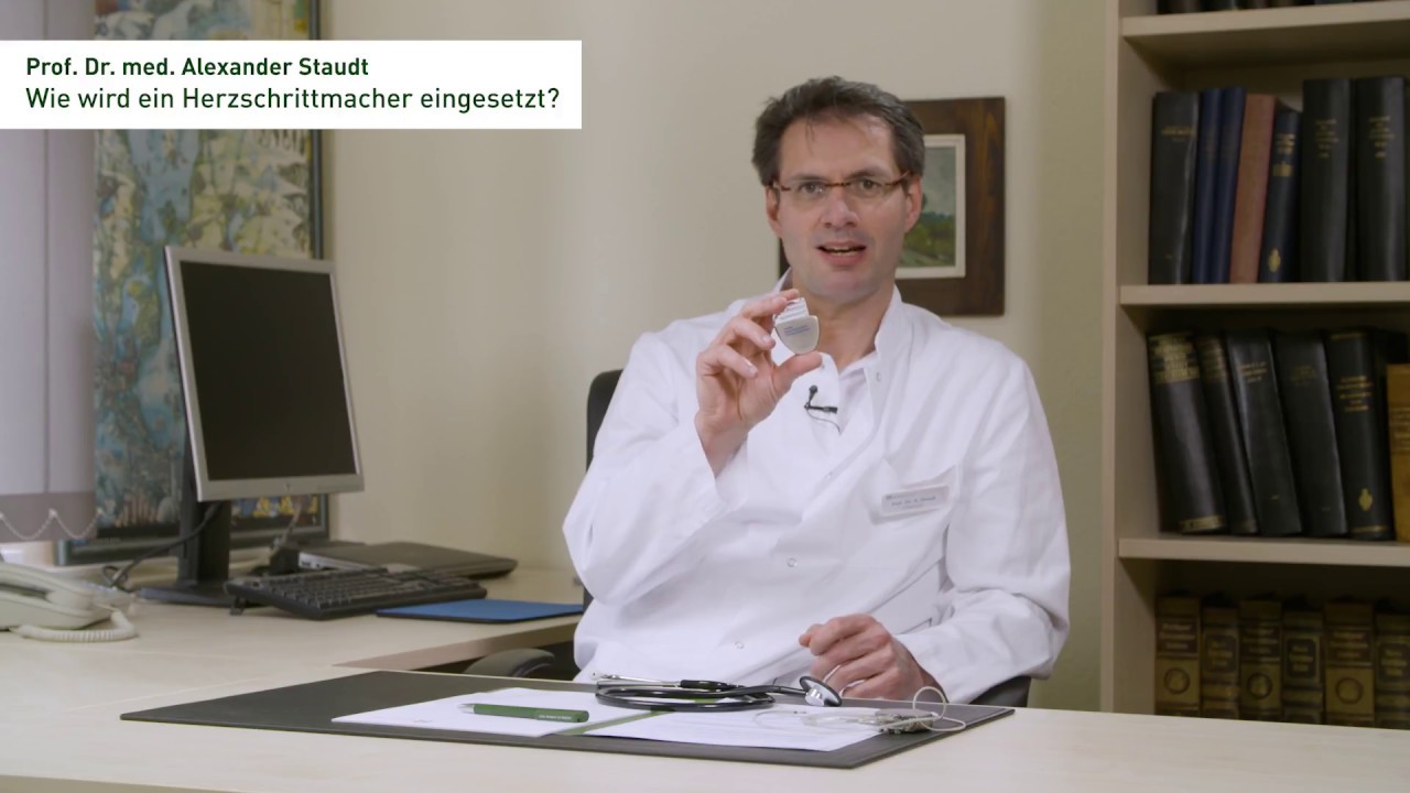 Prof. Dr. Alexander Staudt erklärt den Einsatz eines Herzschrittmachers ...