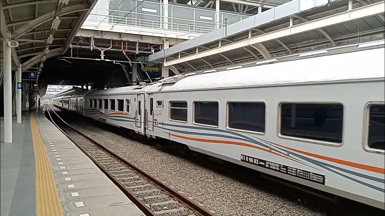 KERETA API BANGUNKARTA MELINTAS LANGSUNG DI STASIUN JATINEGARA PAPASAN ...