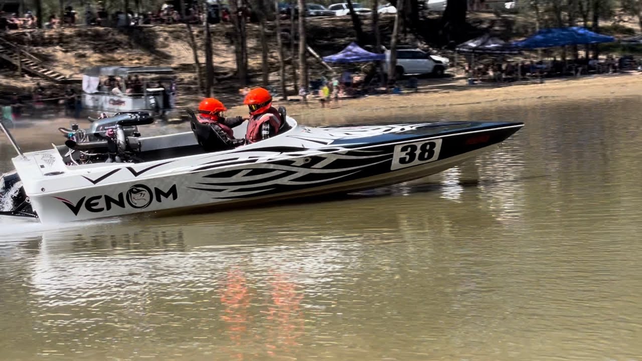 Venom flying past at Southern 80 Ski Race - YouTube