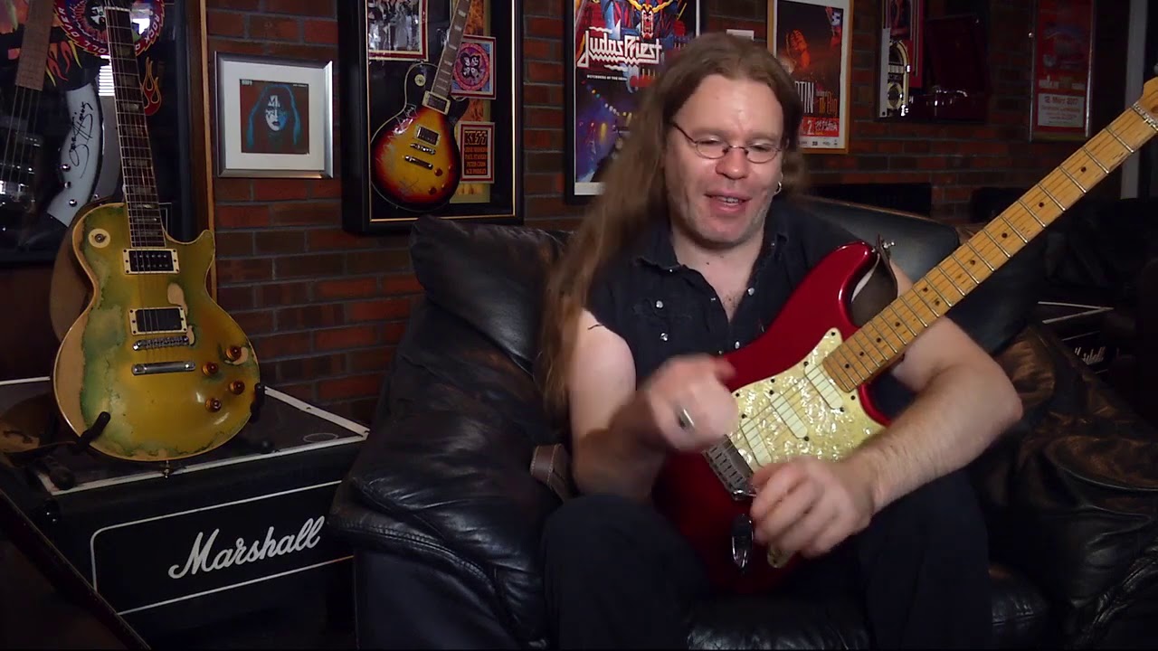 Preview of Howie G & Lars Mullen talking guitars - YouTube