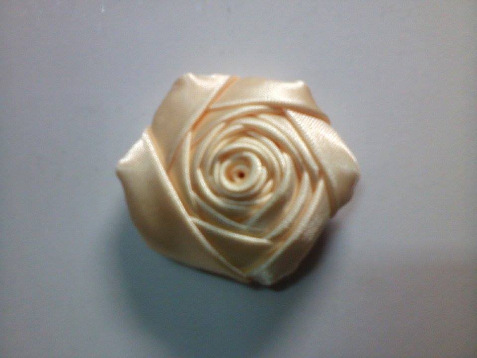 Cómo hacer un BOTÓN DE ROSA EN CINTA DE TELA, FÁCIL - YouTube