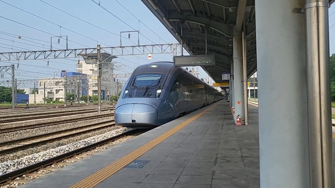 KTX청룡 601, 602호기 부산행 행신역 도착 - YouTube