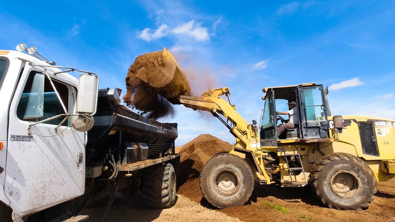 Taking 450 tons of litter from these houses to the fields - YouTube