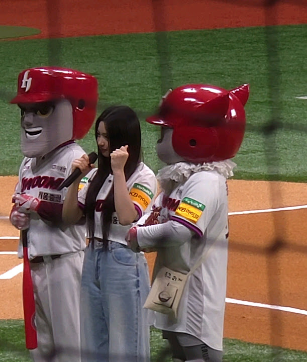 250525 2025 KBO리그 KT vs 키움 - 키키 키야 시구 직캠(Fancam) #KiiiKiii #키키 #KYA #키야 - YouTube