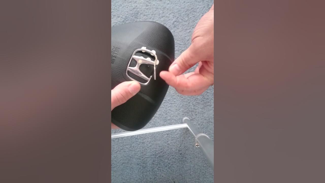 Как снять шильдик хонда в руле цивика Замена значка в хонде цивик видео 1 Youtube