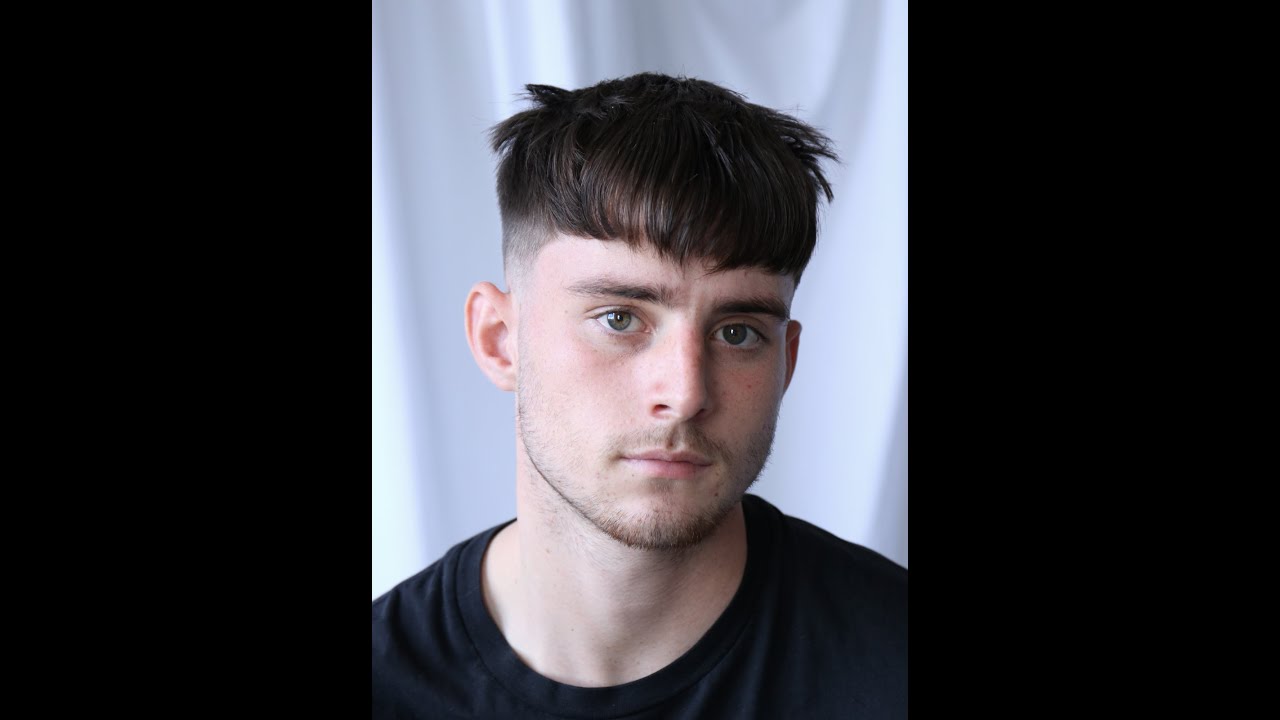 How to create a textured crop hairstyle with a skin fade - YouTube