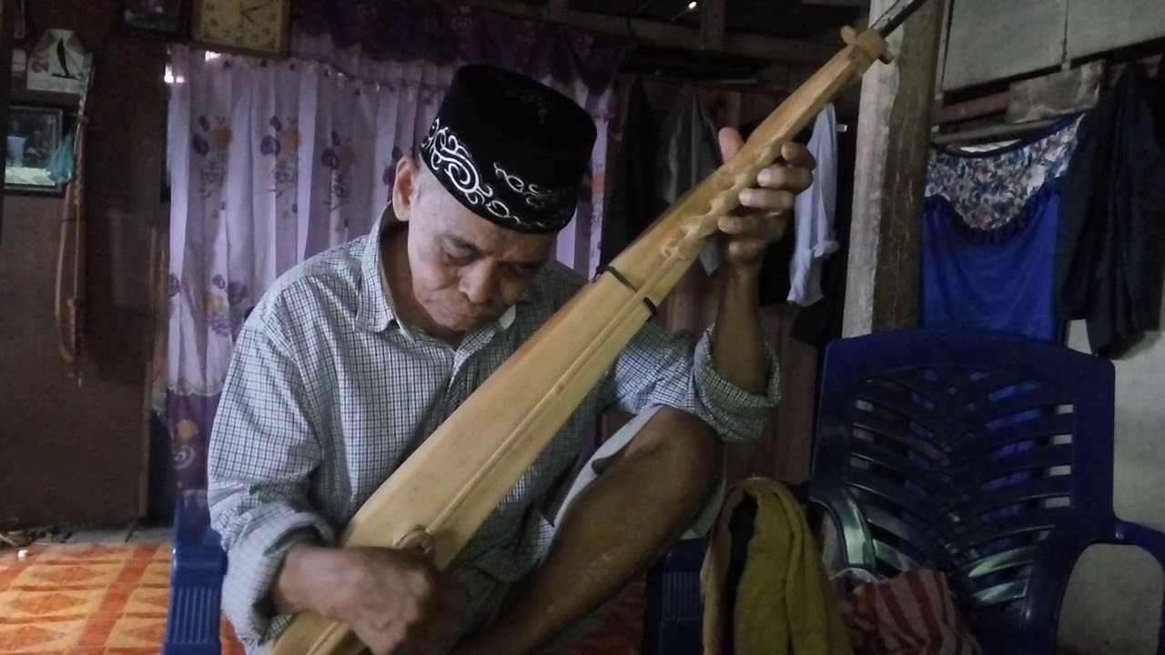 ALAT MUSIK TRADISIONAL MANDAR KECAPI (KACAPING) A'BA FATIMAH - YouTube