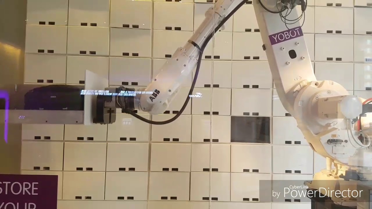 Luggage robot New York Yotel - YouTube