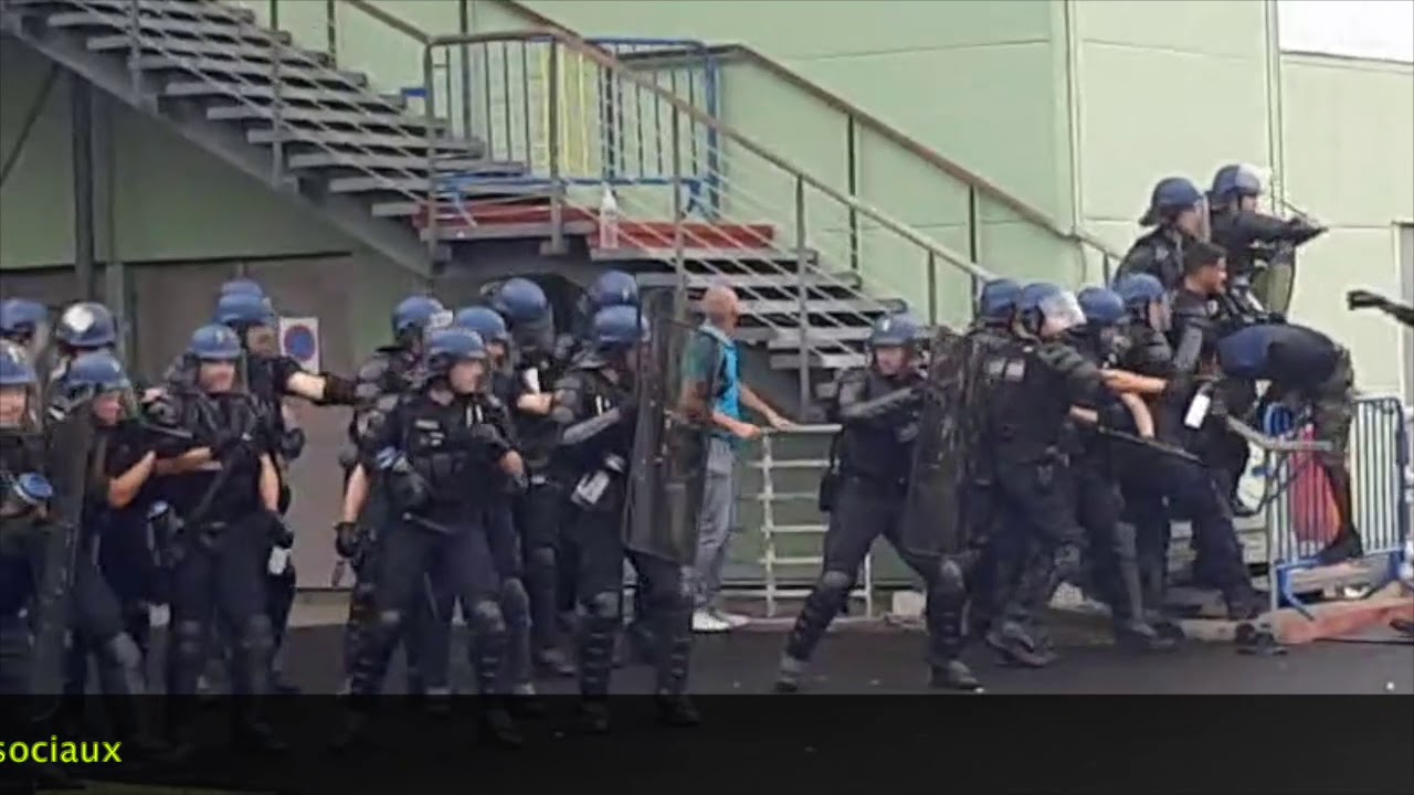 Affrontement Gendarmes /militants au Robert - YouTube