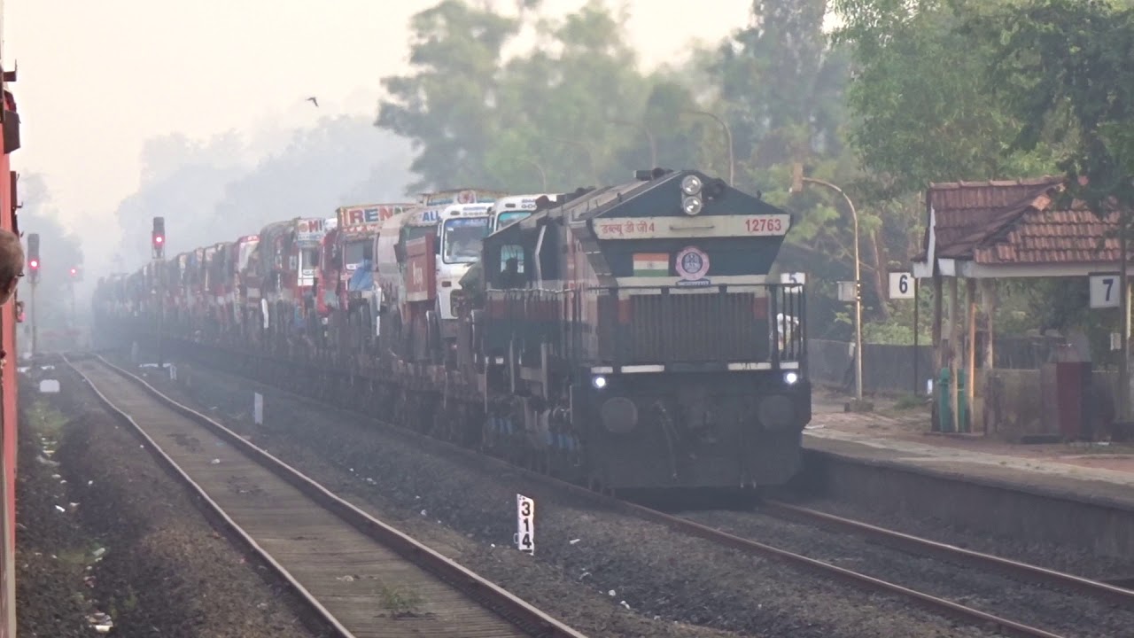 Mangal RO RO Train (50 Trucks On Train) Crossing 22476 CBE - HSR AC ...