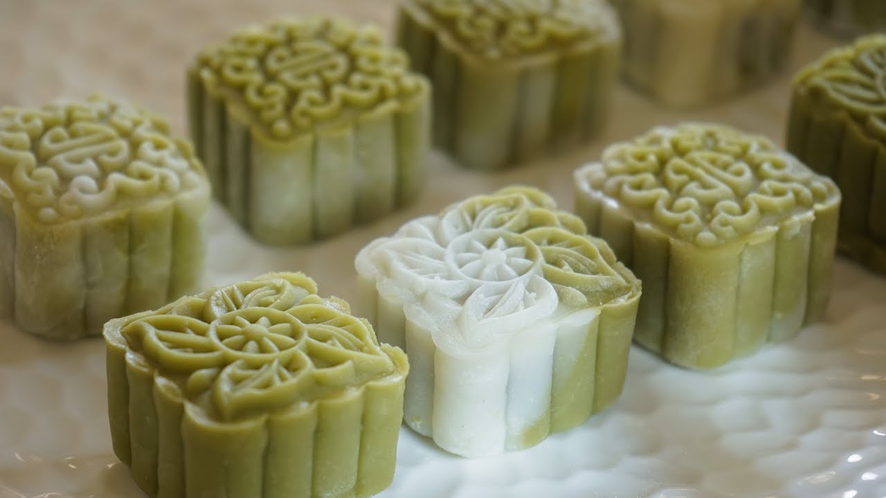 Matcha Snowy Mooncakes (Red Bean Filling) | 抹茶红豆冰皮月饼 - YouTube