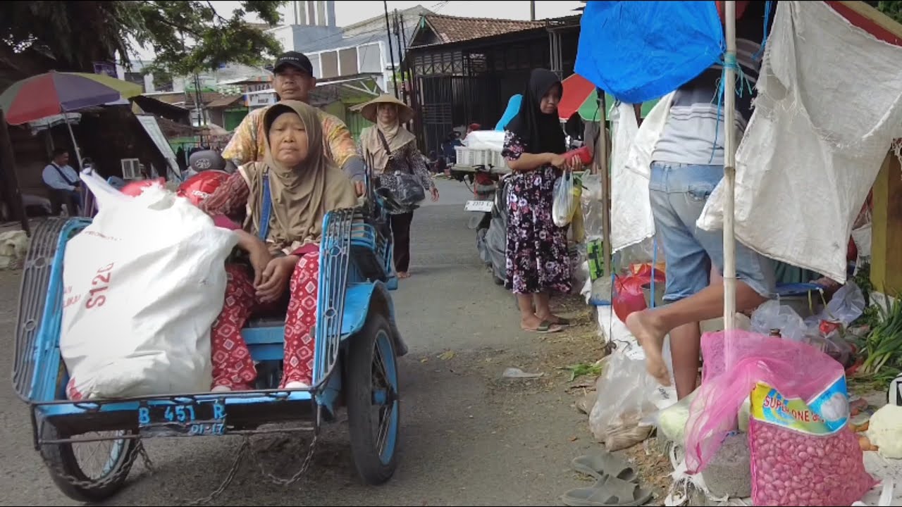 Street Life at the Wonopolo Market in Dempet Demak, Indonesia - YouTube