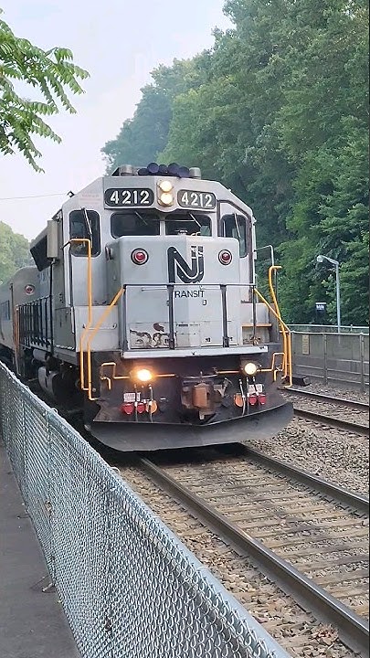 NJT GP40PH-2B #4212 Restricted K5LA Horn (Crossing Sequence) - YouTube