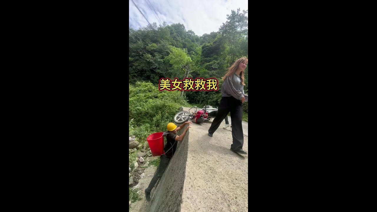 The young man fell off the cliff and the beautiful woman did not help ...