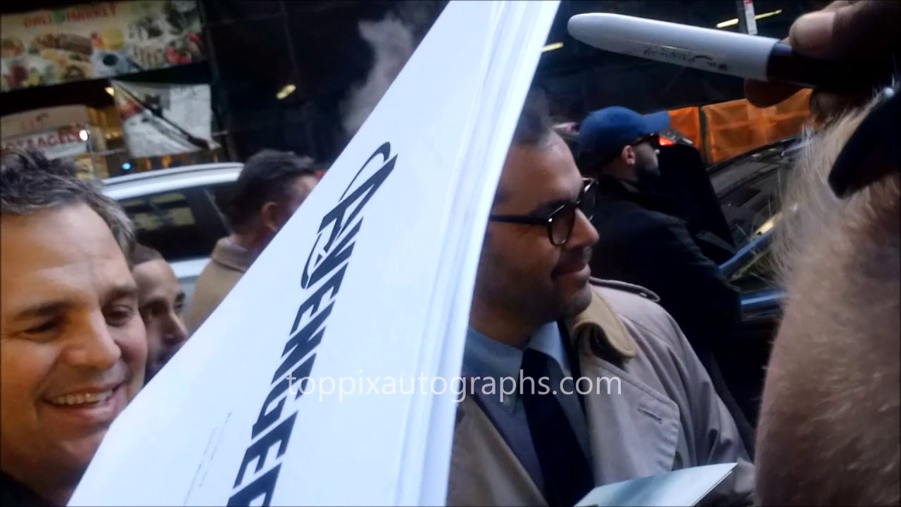 Mark Ruffalo signs autographs for TopPix - YouTube