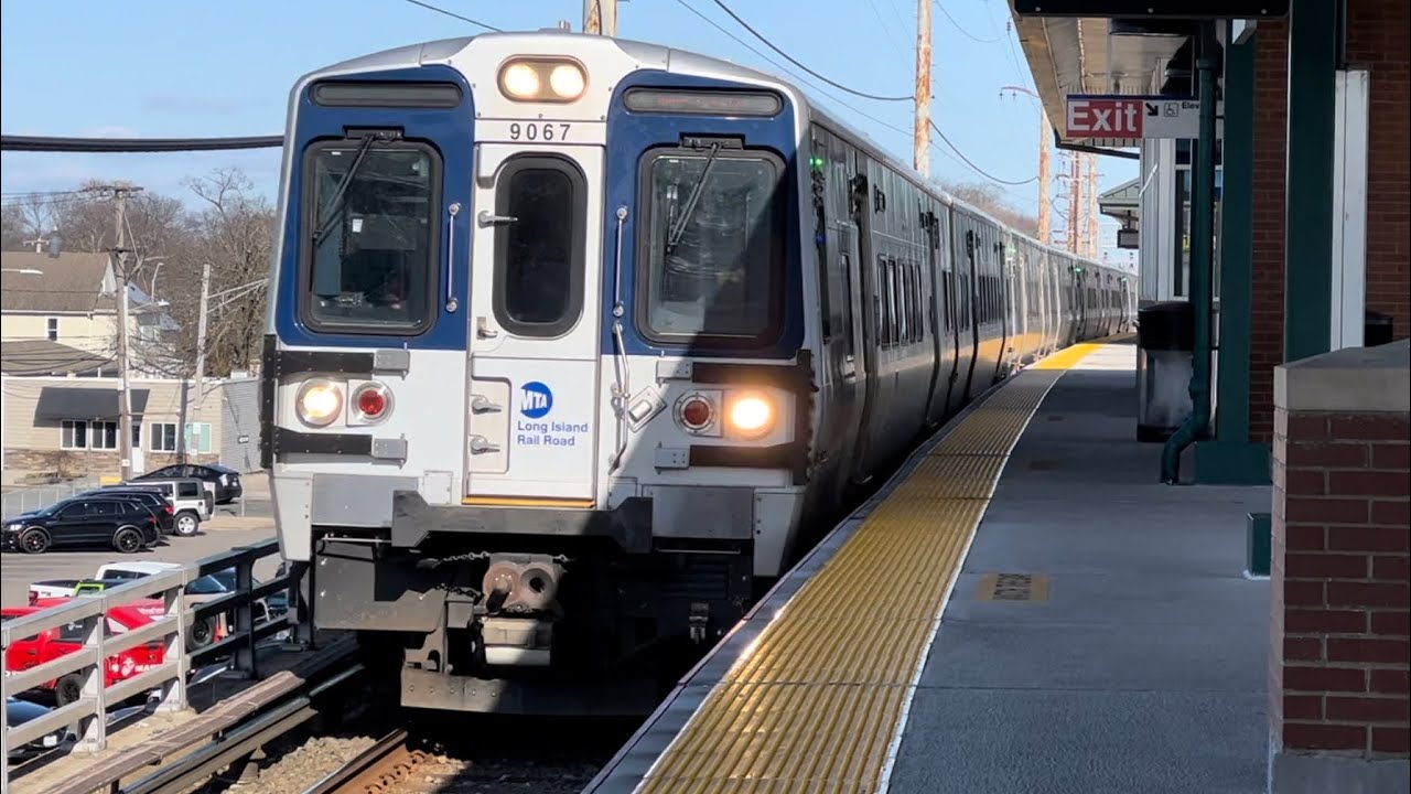 LIRR M9 Flys Through Wantagh - YouTube