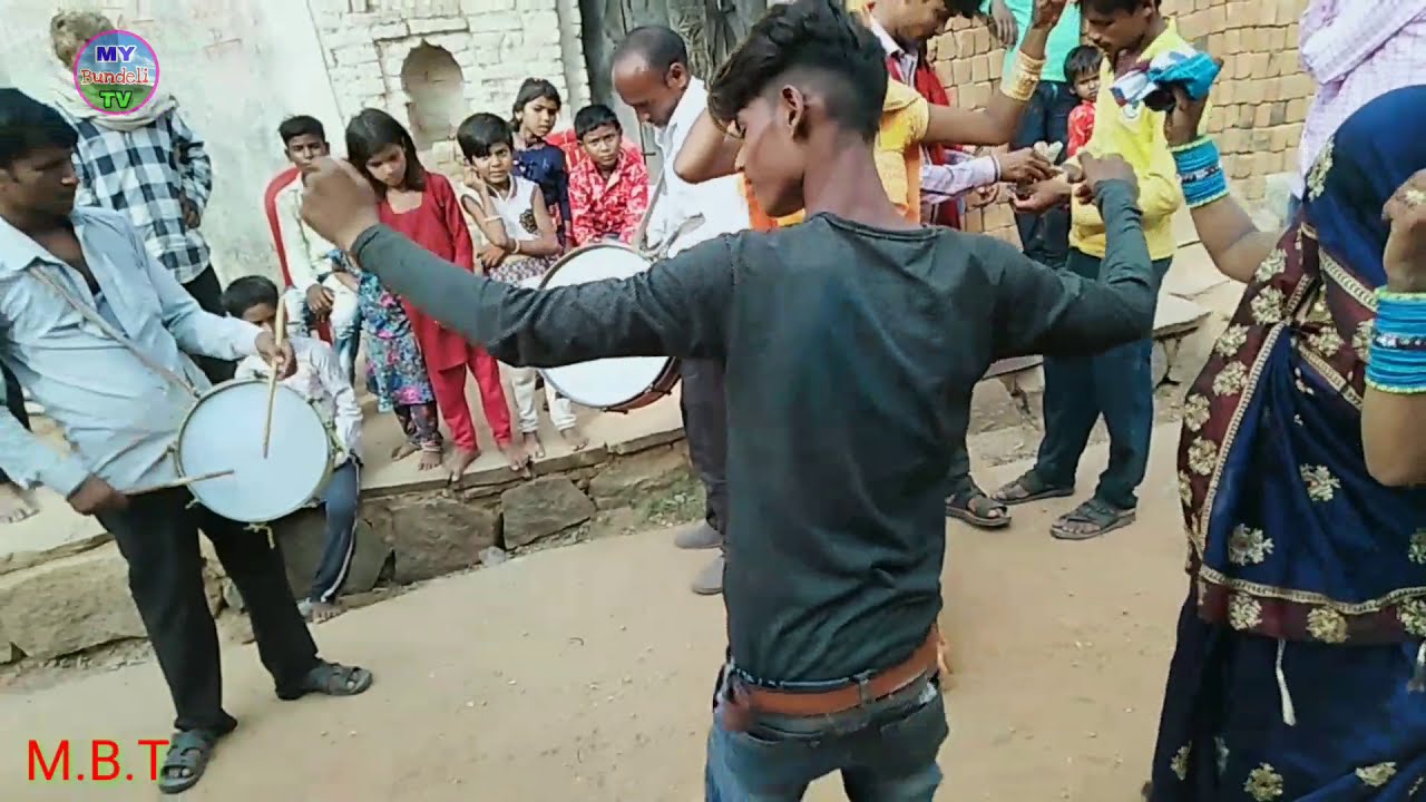Bundeli badhai and Banjo dance ☺️☺️ from Mavai - YouTube