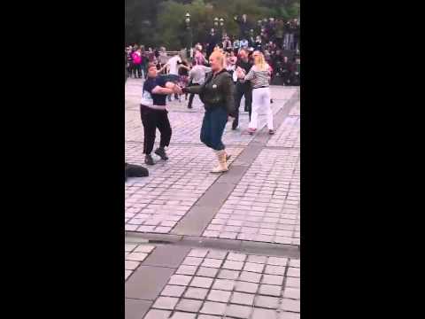 Funny junkies dancing - YouTube