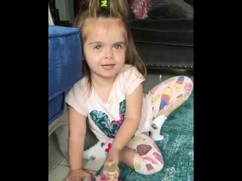 Çakıl Nisan Aktaş Annesiyle Havuz Evciliği Oynuyor