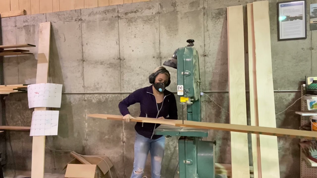 Cutting out an airplane propeller - YouTube