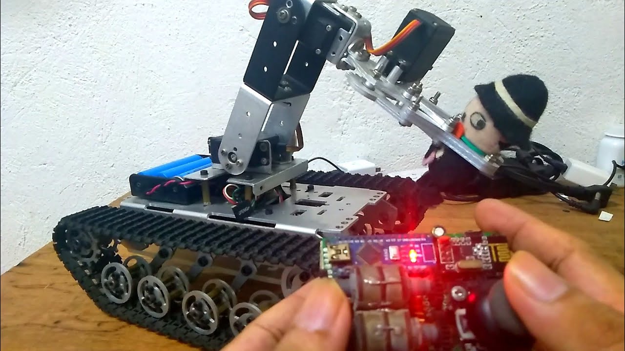 Amazing Smart Arduino Nrf24l01 Remote Controlled Tank Robot Mechatronics Youtube