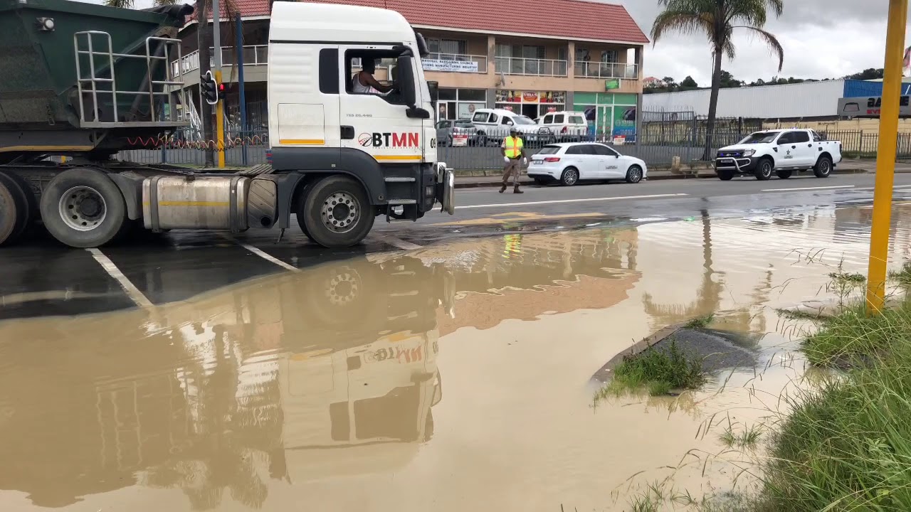 Roads flooded in Ladysmith - YouTube