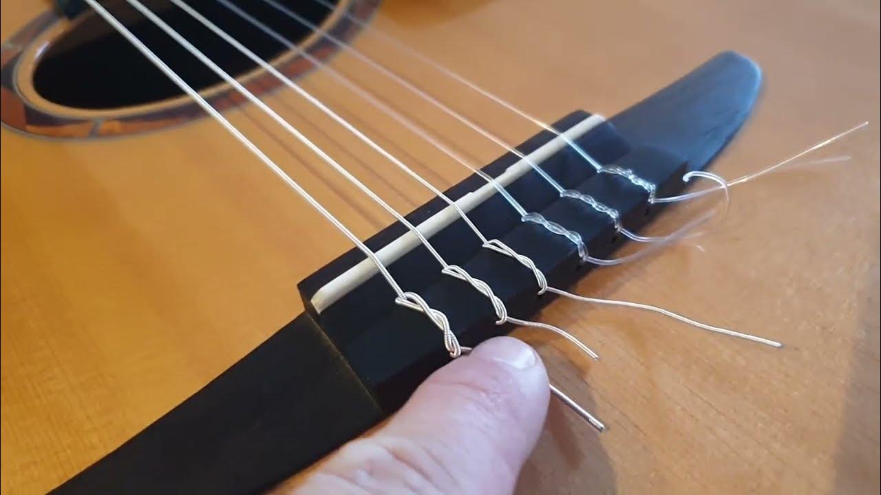 Changer les cordes d'une guitare classique - YouTube