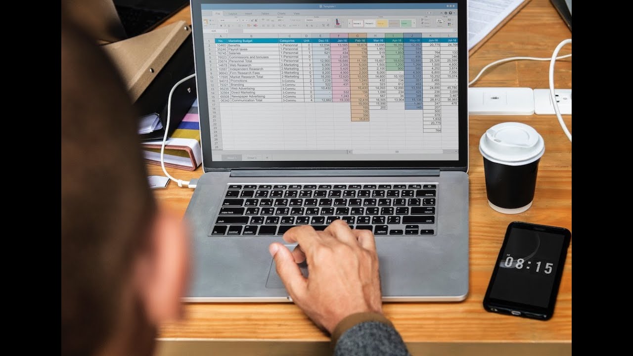18 Adding Data To The Database Using The Seeders Factories And