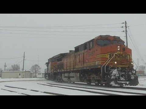 BNSF 5467 Leads Stack Train w/ SD70ACe DPU - YouTube