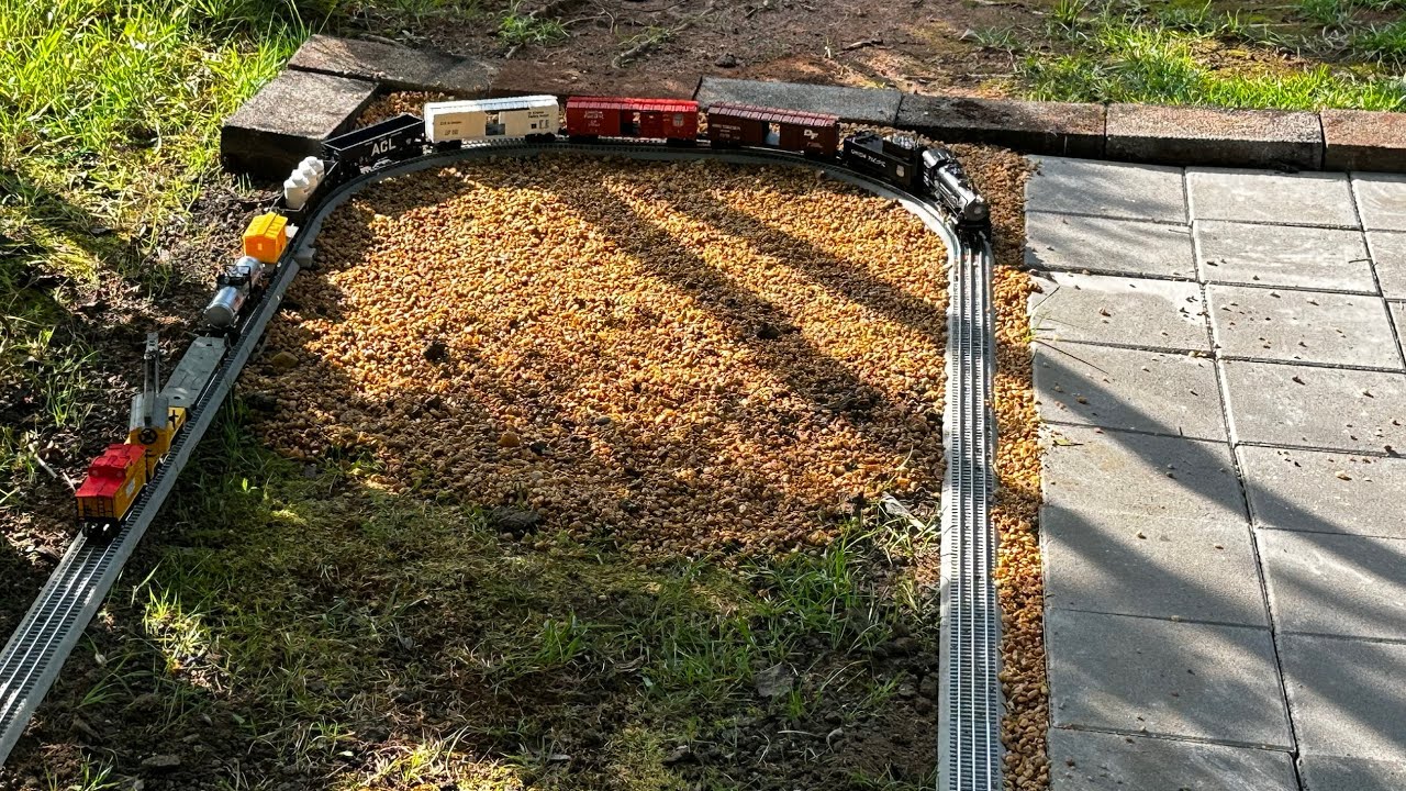 LIONEL GARDEN TRAIN PART2 FAST TRACK - YouTube