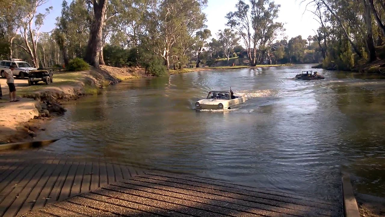 An Amphicar at the 2015 Corowa Swim-in. - YouTube