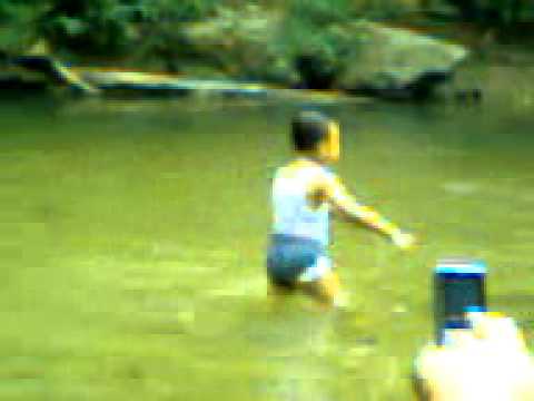 Bocah belia mandi di sungai