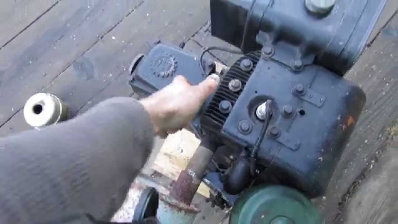 Briggs & Stratton 9hp Model 23 Marine gas engine low idle - YouTube
