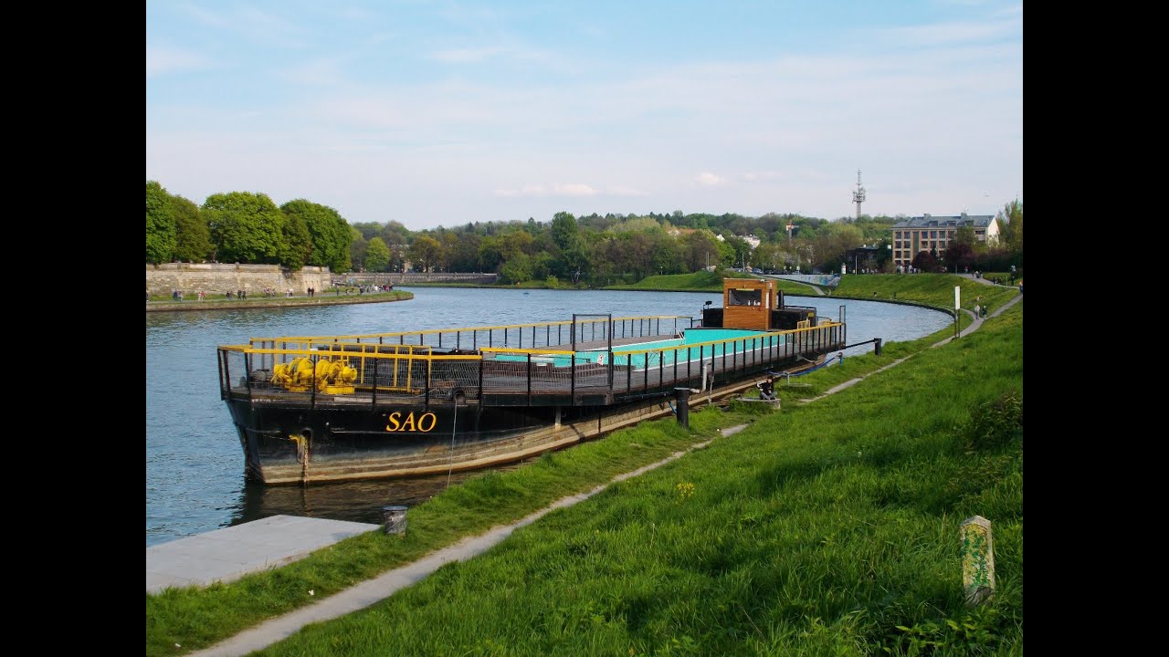 WOW! Mobile swimming pool on a barge - YouTube