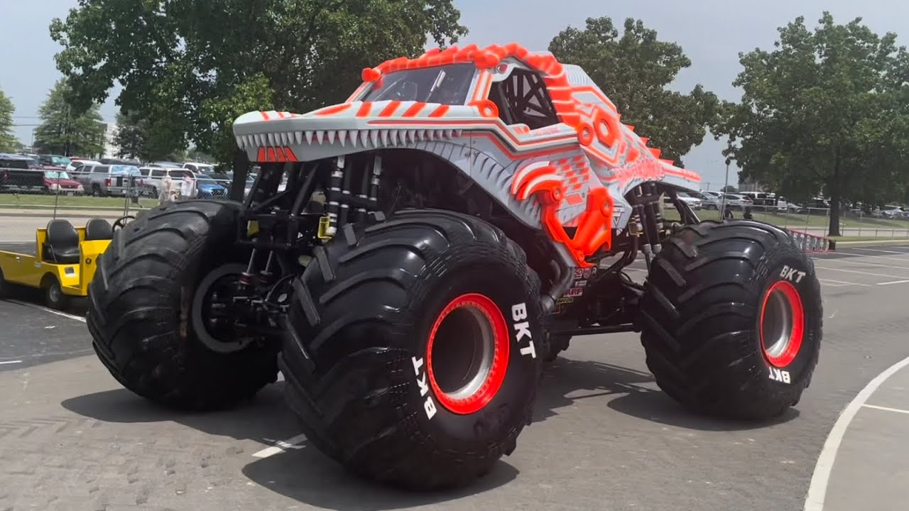 Monster Jam World Finals Day 2: Pit Party, High Jump, ThunderROARus ...